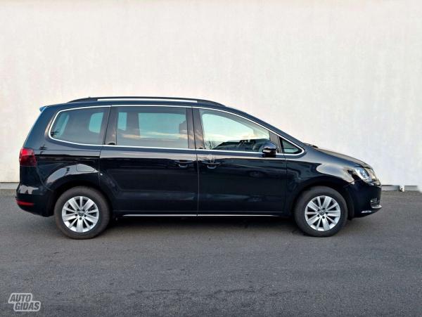 Black Volkswagen Sharan 2018 in Kaunas, with an engine capacity of 1.40 L and mileage of 73 thousand km for 23265 €, photo 5 on AUTOMOTO.COM.LV