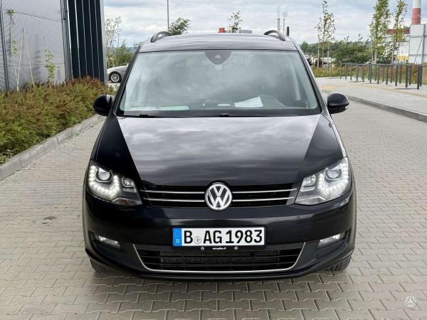 Black Volkswagen Sharan 2019 in Vilnius, with an engine capacity of 1.97 L and mileage of 299 thousand km for 10899 €, photo 3 on AUTOMOTO.COM.LV