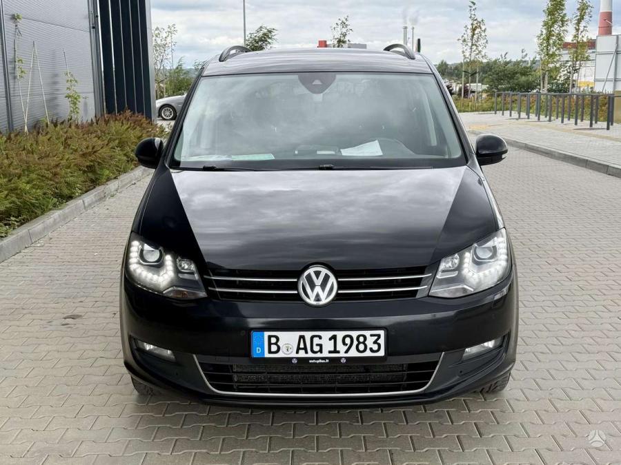Black Volkswagen Sharan 2019 in Vilnius, with an engine capacity of 1.97 L and mileage of 299 thousand km for 10899 €, photo 3 on AUTOMOTO.COM.LV