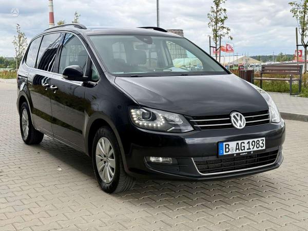 Black Volkswagen Sharan 2019 in Vilnius, with an engine capacity of 1.97 L and mileage of 299 thousand km for 10899 €, photo 4 on AUTOMOTO.COM.LV