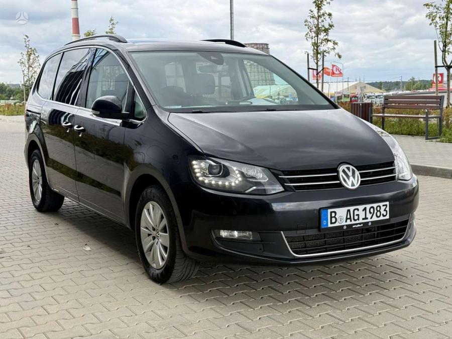 Black Volkswagen Sharan 2019 in Vilnius, with an engine capacity of 1.97 L and mileage of 299 thousand km for 10899 €, photo 4 on AUTOMOTO.COM.LV