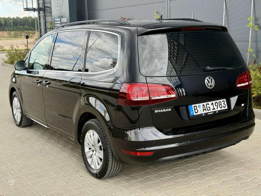 Black Volkswagen Sharan 2019 in Vilnius, with an engine capacity of 1.97 L and mileage of 299 thousand km for 10899 €, photo 5 on AUTOMOTO.COM.LV
