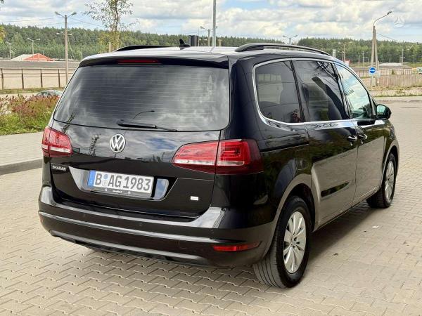 Black Volkswagen Sharan 2019 in Vilnius, with an engine capacity of 1.97 L and mileage of 299 thousand km for 10899 €, photo 7 on AUTOMOTO.COM.LV