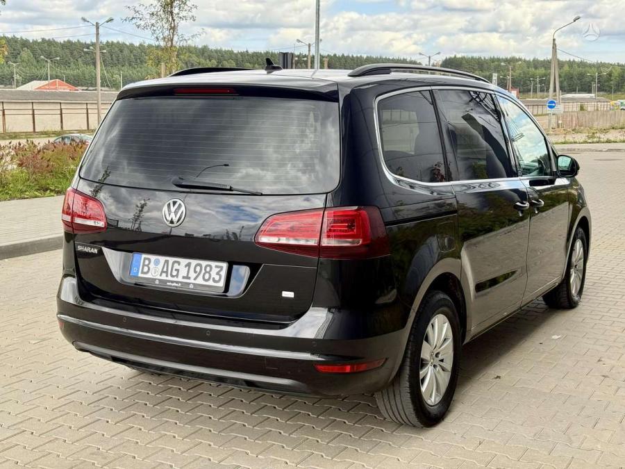 Black Volkswagen Sharan 2019 in Vilnius, with an engine capacity of 1.97 L and mileage of 299 thousand km for 10899 €, photo 7 on AUTOMOTO.COM.LV