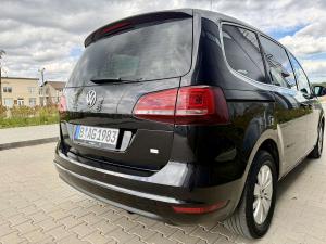 Black Volkswagen Sharan 2019 in Vilnius, with an engine capacity of 1.97 L and mileage of 299 thousand km for 10899 €, photo 9 on AUTOMOTO.COM.LV