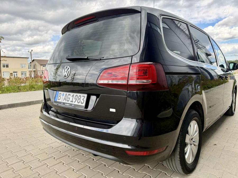 Black Volkswagen Sharan 2019 in Vilnius, with an engine capacity of 1.97 L and mileage of 299 thousand km for 10899 €, photo 9 on AUTOMOTO.COM.LV