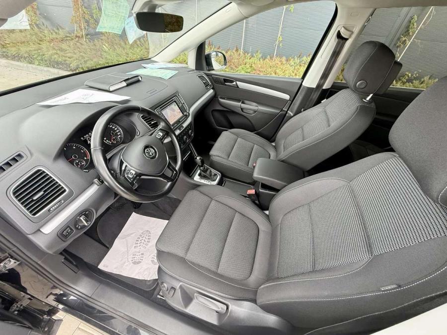 Black Volkswagen Sharan 2019 in Vilnius, with an engine capacity of 1.97 L and mileage of 299 thousand km for 10899 €, photo 10 on AUTOMOTO.COM.LV