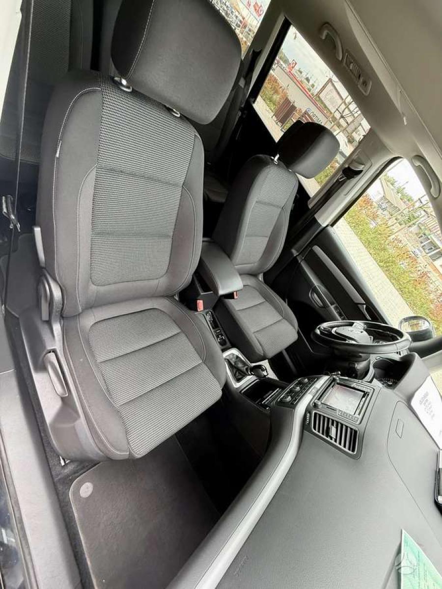 Black Volkswagen Sharan 2019 in Vilnius, with an engine capacity of 1.97 L and mileage of 299 thousand km for 10899 €, photo 12 on AUTOMOTO.COM.LV