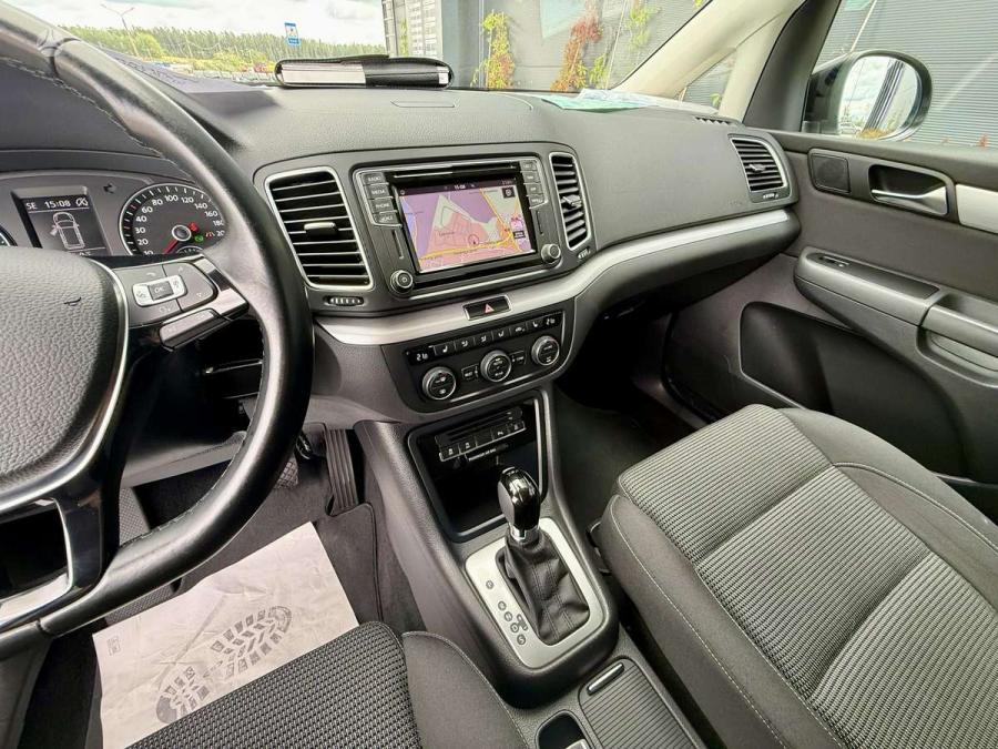 Black Volkswagen Sharan 2019 in Vilnius, with an engine capacity of 1.97 L and mileage of 299 thousand km for 10899 €, photo 13 on AUTOMOTO.COM.LV