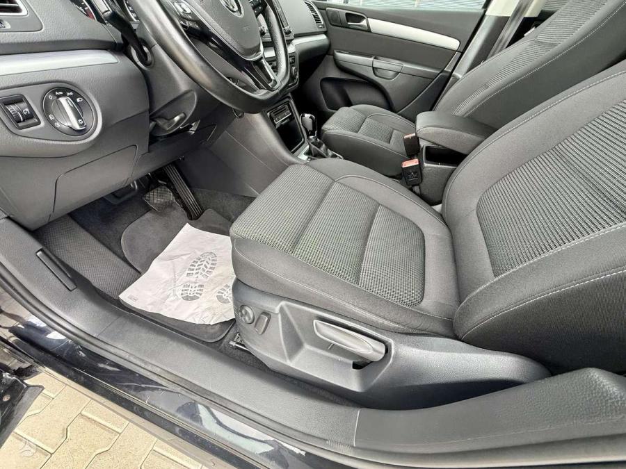 Black Volkswagen Sharan 2019 in Vilnius, with an engine capacity of 1.97 L and mileage of 299 thousand km for 10899 €, photo 14 on AUTOMOTO.COM.LV