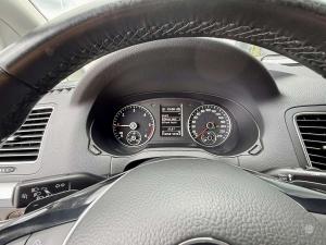 Black Volkswagen Sharan 2019 in Vilnius, with an engine capacity of 1.97 L and mileage of 299 thousand km for 10899 €, photo 17 on AUTOMOTO.COM.LV
