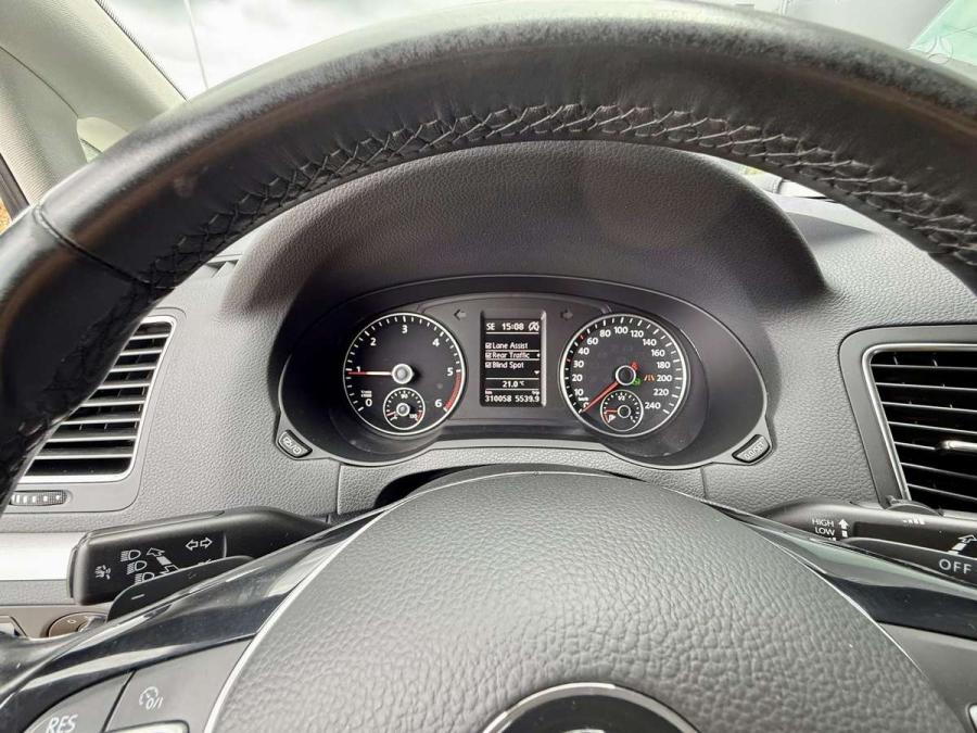 Black Volkswagen Sharan 2019 in Vilnius, with an engine capacity of 1.97 L and mileage of 299 thousand km for 10899 €, photo 18 on AUTOMOTO.COM.LV