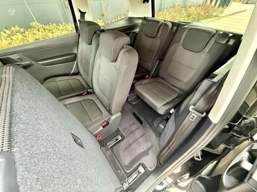 Black Volkswagen Sharan 2019 in Vilnius, with an engine capacity of 1.97 L and mileage of 299 thousand km for 10899 €, photo 20 on AUTOMOTO.COM.LV