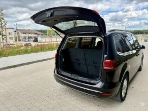 Black Volkswagen Sharan 2019 in Vilnius, with an engine capacity of 1.97 L and mileage of 299 thousand km for 10899 €, photo 22 on AUTOMOTO.COM.LV