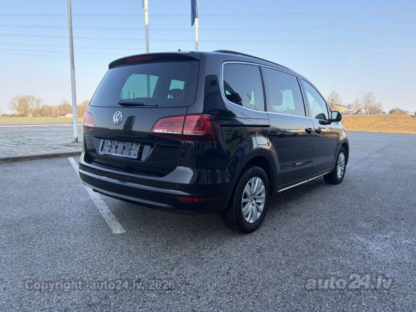 Black Volkswagen Sharan 2015 in Viljandi, with an engine capacity of 2.00 L and mileage of 244 thousand km for 11999 €, photo 3 on AUTOMOTO.COM.LV