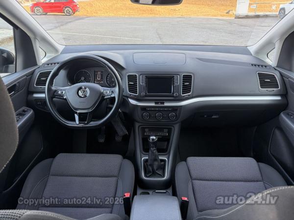 Black Volkswagen Sharan 2015 in Viljandi, with an engine capacity of 2.00 L and mileage of 244 thousand km for 11999 €, photo 5 on AUTOMOTO.COM.LV