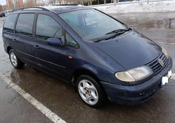 Blue Volkswagen Sharan 1998 in Mazeikiai, with an engine capacity of 1.78 L and mileage of 305 thousand km for 1250 €, photo 1 on AUTOMOTO.COM.LV