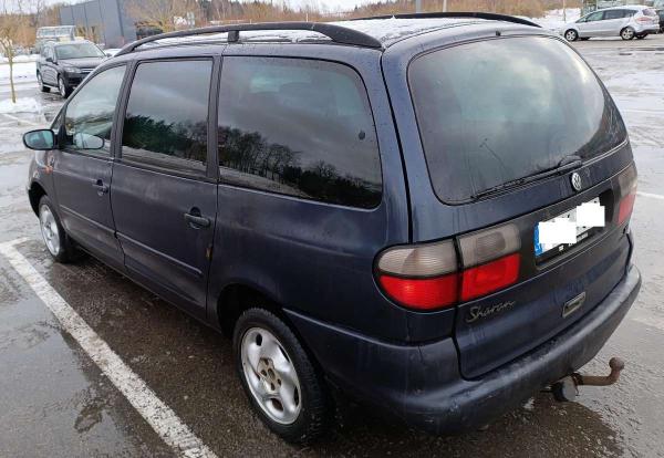 Blue Volkswagen Sharan 1998 in Mazeikiai, with an engine capacity of 1.78 L and mileage of 305 thousand km for 1250 €, photo 3 on AUTOMOTO.COM.LV