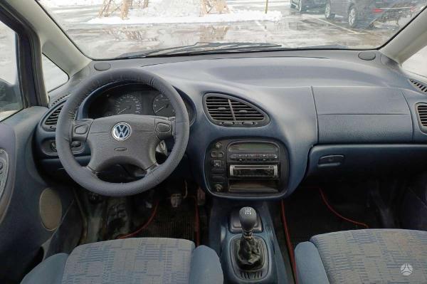 Blue Volkswagen Sharan 1998 in Mazeikiai, with an engine capacity of 1.78 L and mileage of 305 thousand km for 1250 €, photo 6 on AUTOMOTO.COM.LV