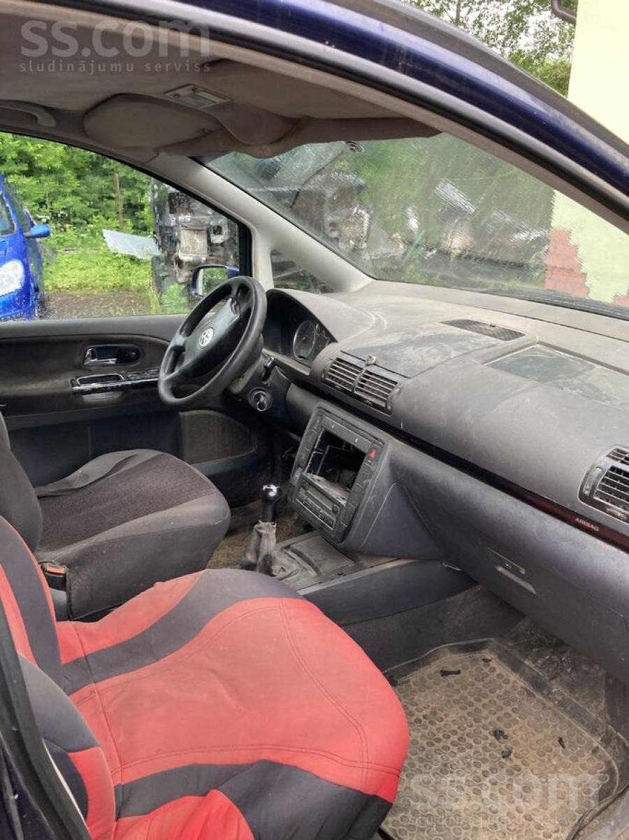Blue Volkswagen Sharan 2000 in Rezekne, with an engine capacity of 1.90 L and mileage of 431 thousand km for 650 €, photo 6 on AUTOMOTO.COM.LV