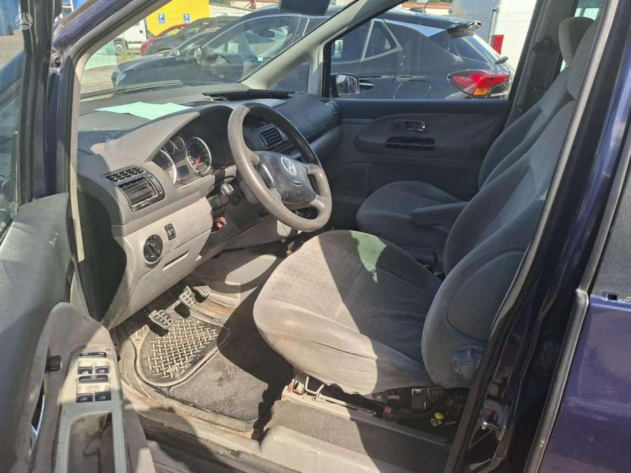 Blue Volkswagen Sharan 2000 in Plunge, with an engine capacity of 1.90 L and mileage of 408 thousand km for 550 €, photo 6 on AUTOMOTO.COM.LV