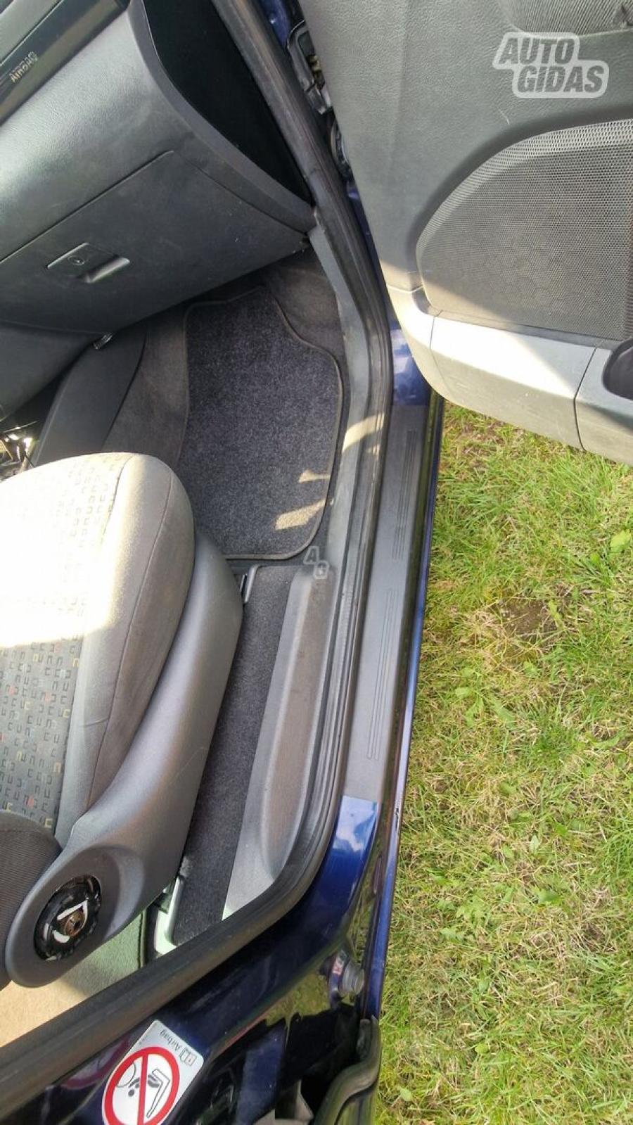 Zils Volkswagen Sharan 2001 Kauņa, ar dzinēja tilpumu 1.90 L un nobraukumu 292 tūkst. km par 1300 €, foto 7 vietnē AUTOMOTO.COM.LV