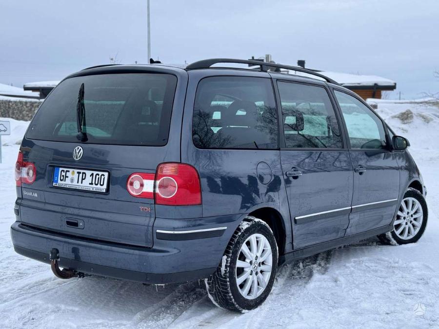 Blue Volkswagen Sharan 2004 in Kaunas, with an engine capacity of 1.90 L and mileage of 331 thousand km for 2950 €, photo 4 on AUTOMOTO.COM.LV