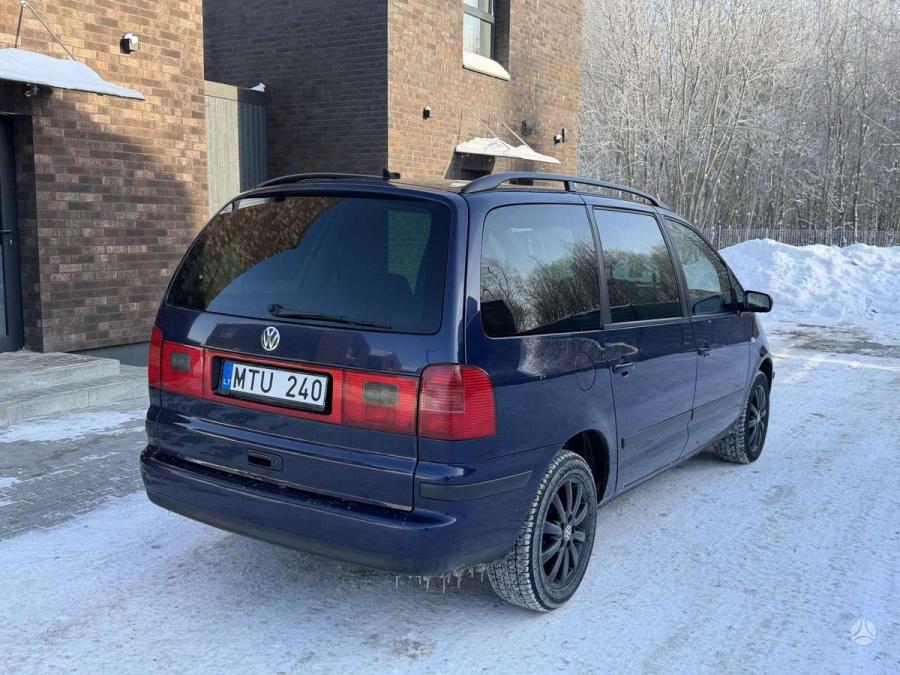 Blue Volkswagen Sharan 2005 in Vilnius, with an engine capacity of 1.90 L and mileage of 289 thousand km for 2490 €, photo 4 on AUTOMOTO.COM.LV