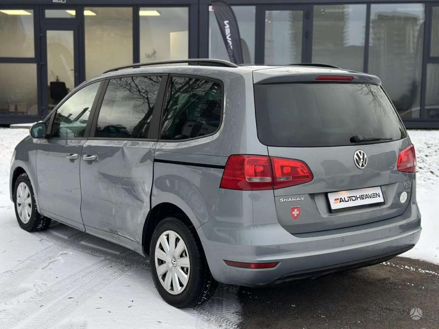 Blue Volkswagen Sharan 2011 in Vilnius, with an engine capacity of 1.97 L and mileage of 278 thousand km for 5900 €, photo 4 on AUTOMOTO.COM.LV