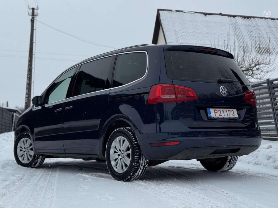 Blue Volkswagen Sharan 2011 in Alytus, with an engine capacity of 1.97 L and mileage of 209 thousand km for 7950 €, photo 4 on AUTOMOTO.COM.LV