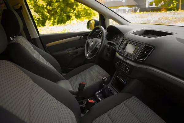 Blue Volkswagen Sharan 2011 in Jelgava, with an engine capacity of 2.00 L and mileage of 438 thousand km for 6200 €, photo 7 on AUTOMOTO.COM.LV