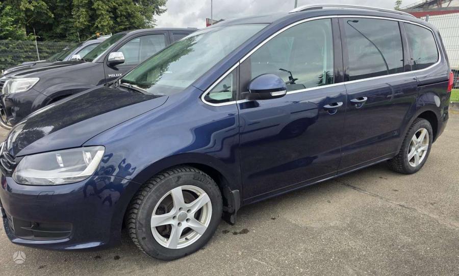 Blue Volkswagen Sharan 2011 in Marijampole, with an engine capacity of 1.39 L and mileage of 217 thousand km for 4200 €, photo 3 on AUTOMOTO.COM.LV