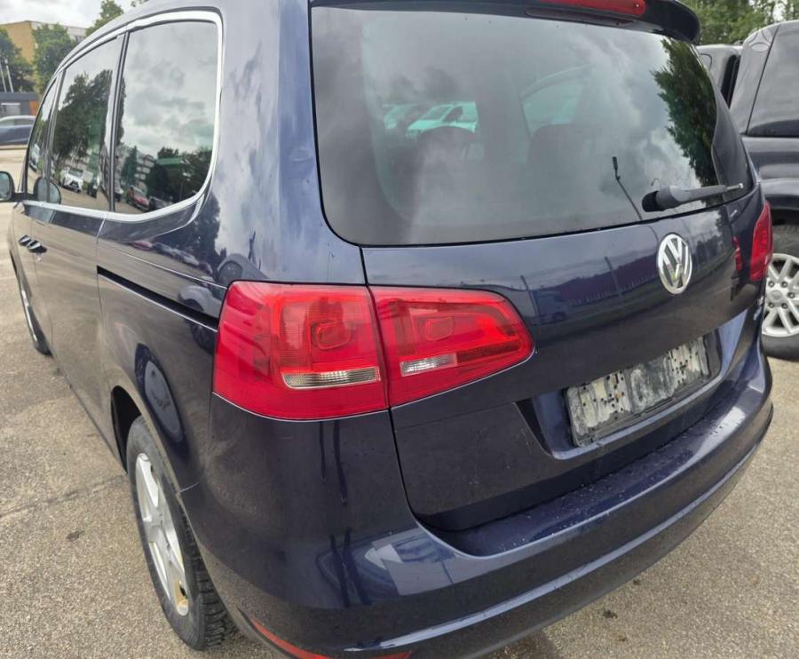 Blue Volkswagen Sharan 2011 in Marijampole, with an engine capacity of 1.39 L and mileage of 217 thousand km for 4200 €, photo 5 on AUTOMOTO.COM.LV