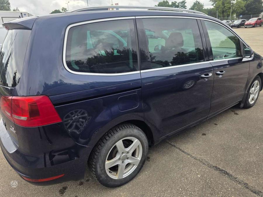 Blue Volkswagen Sharan 2011 in Marijampole, with an engine capacity of 1.39 L and mileage of 217 thousand km for 4200 €, photo 7 on AUTOMOTO.COM.LV