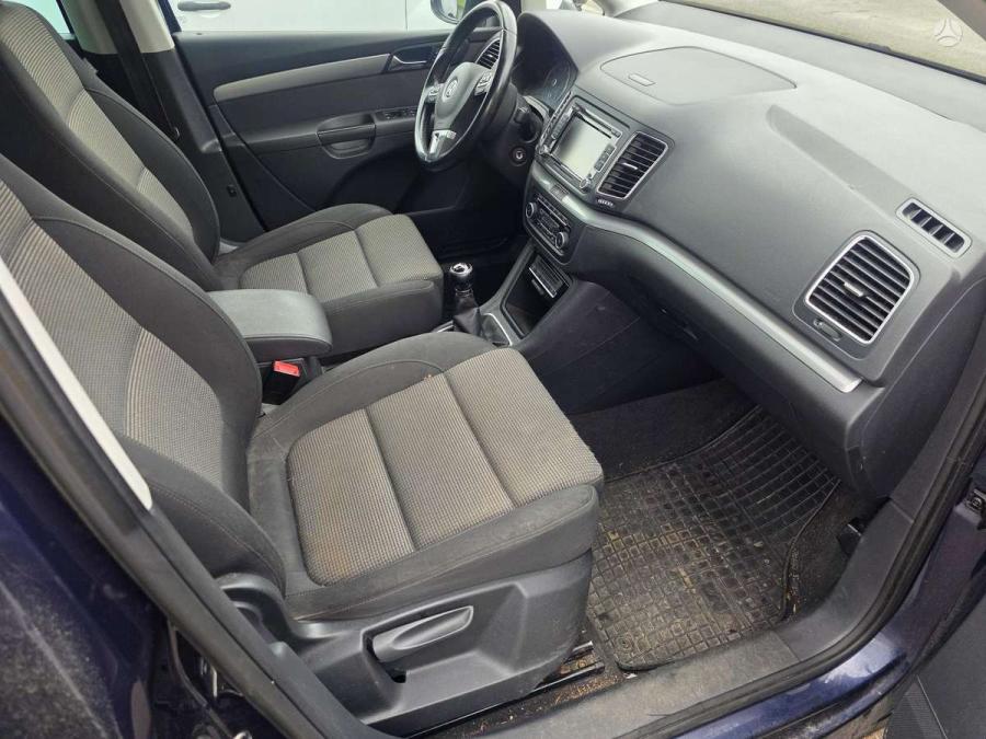 Blue Volkswagen Sharan 2011 in Marijampole, with an engine capacity of 1.39 L and mileage of 217 thousand km for 4200 €, photo 12 on AUTOMOTO.COM.LV