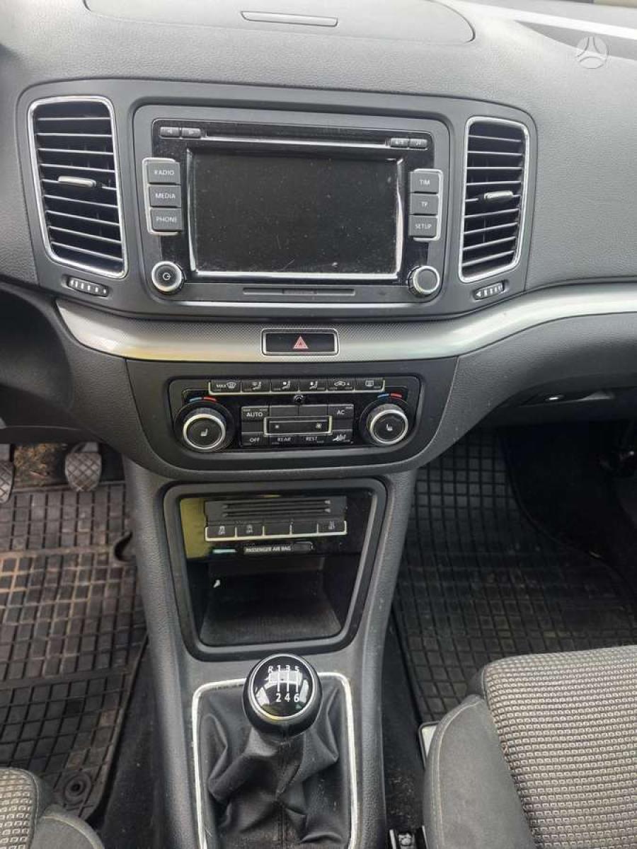 Blue Volkswagen Sharan 2011 in Marijampole, with an engine capacity of 1.39 L and mileage of 217 thousand km for 4200 €, photo 14 on AUTOMOTO.COM.LV
