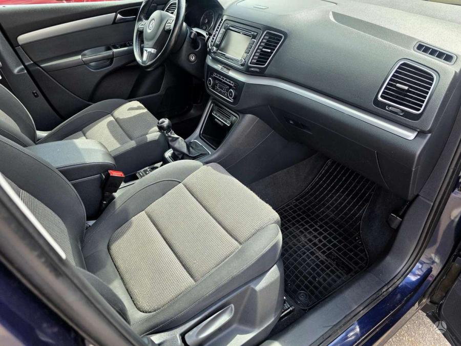Zils Volkswagen Sharan 2011 Marijampole, ar dzinēja tilpumu 1.39 L un nobraukumu 216 tūkst. km par 5650 €, foto 12 vietnē AUTOMOTO.COM.LV