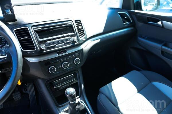 Blue Volkswagen Sharan 2013 in Riga, with an engine capacity of 1.40 L and mileage of 217 thousand km for 7190 €, photo 8 on AUTOMOTO.COM.LV
