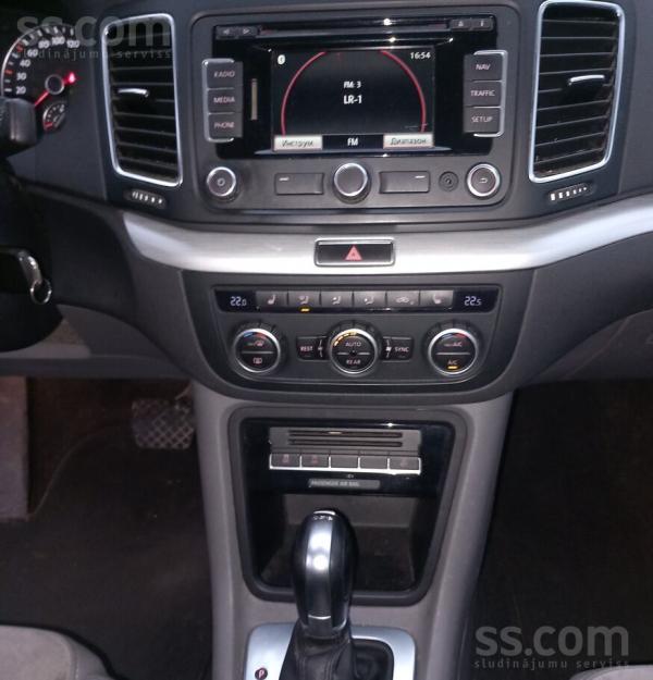 Blue Volkswagen Sharan 2015 in Valmiera, with an engine capacity of 2.00 L and mileage of 352 thousand km for 6500 €, photo 4 on AUTOMOTO.COM.LV