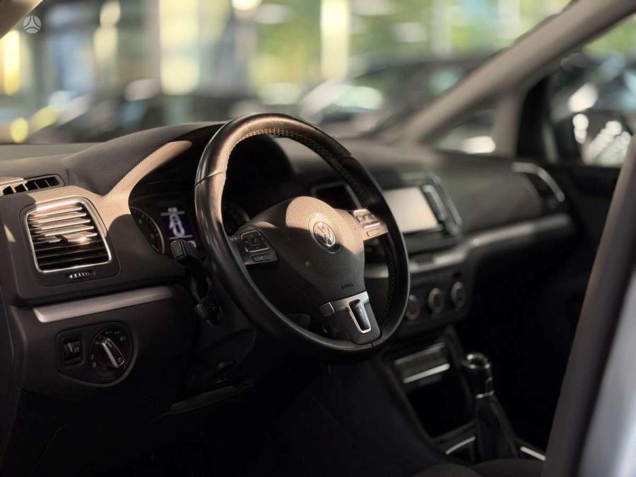 Zils Volkswagen Sharan 2015 Klaipėda, ar dzinēja tilpumu 1.97 L un nobraukumu 217 tūkst. km par 11900 €, foto 19 vietnē AUTOMOTO.COM.LV