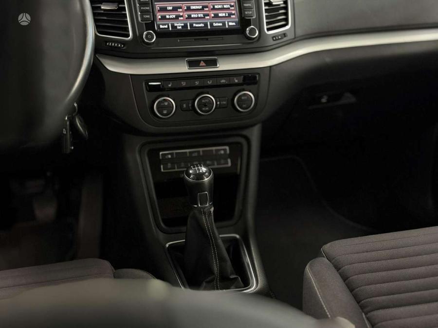 Zils Volkswagen Sharan 2015 Klaipėda, ar dzinēja tilpumu 1.97 L un nobraukumu 217 tūkst. km par 11900 €, foto 21 vietnē AUTOMOTO.COM.LV