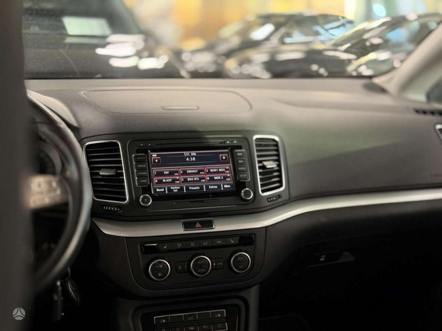 Zils Volkswagen Sharan 2015 Klaipėda, ar dzinēja tilpumu 1.97 L un nobraukumu 217 tūkst. km par 11900 €, foto 25 vietnē AUTOMOTO.COM.LV