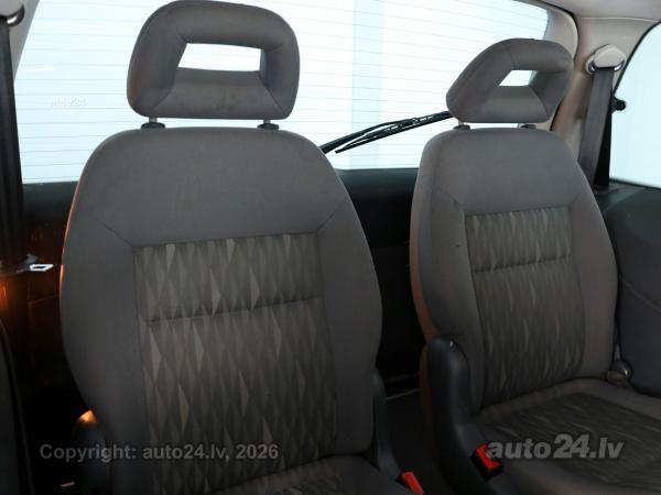 Zils Volkswagen Sharan 2002 Tallina, ar dzinēja tilpumu 1.90 L un nobraukumu 288 tūkst. km par 1399 €, foto 8 vietnē AUTOMOTO.COM.LV