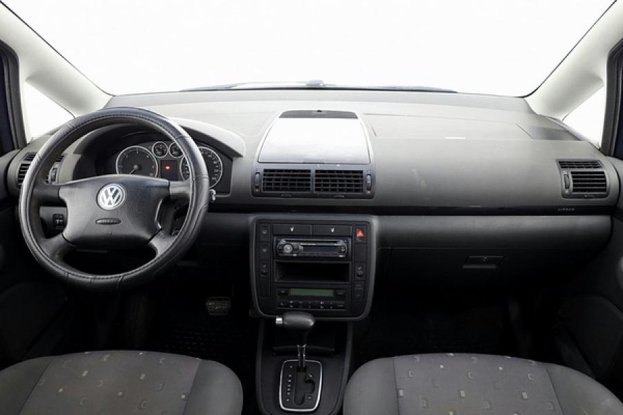 Blue Volkswagen Sharan 2007 in Tallinn, with an engine capacity of 1.90 L and mileage of 173 thousand km for 1999 €, photo 6 on AUTOMOTO.COM.LV