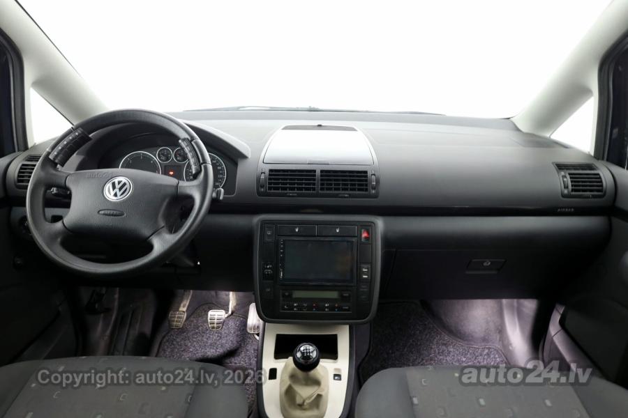 Zils Volkswagen Sharan 2009 Tallina, ar dzinēja tilpumu 2.00 L un nobraukumu 294 tūkst. km par 1999 €, foto 6 vietnē AUTOMOTO.COM.LV