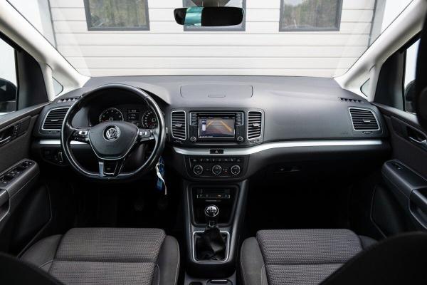 Blue Volkswagen Sharan 2017 in Jelgava, with an engine capacity of 1.40 L and mileage of 237 thousand km for 13000 €, photo 5 on AUTOMOTO.COM.LV