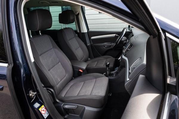 Blue Volkswagen Sharan 2017 in Jelgava, with an engine capacity of 1.40 L and mileage of 237 thousand km for 13000 €, photo 6 on AUTOMOTO.COM.LV