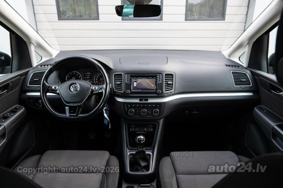 Blue Volkswagen Sharan 2017 in Jelgava, with an engine capacity of 1.40 L and mileage of 237 thousand km for 13000 €, photo 6 on AUTOMOTO.COM.LV