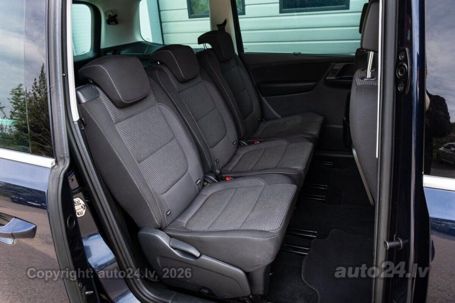 Blue Volkswagen Sharan 2017 in Jelgava, with an engine capacity of 1.40 L and mileage of 237 thousand km for 13000 €, photo 8 on AUTOMOTO.COM.LV