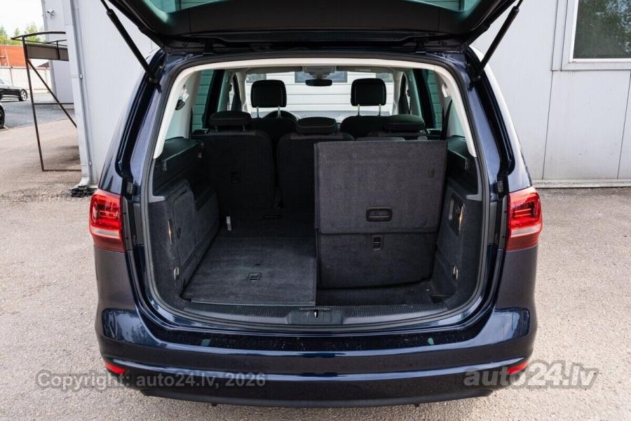 Blue Volkswagen Sharan 2017 in Jelgava, with an engine capacity of 1.40 L and mileage of 237 thousand km for 13000 €, photo 9 on AUTOMOTO.COM.LV